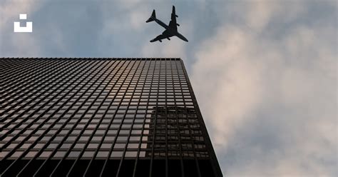 낮 동안 고층 건물 위를 비행하는 비행기의 로우 앵글 사진 사진 Unsplash의 무료 캐나다 이미지