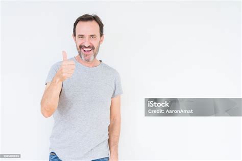 행복 한 엄지손가락 손으로 제스처를 하 고 격리 된 배경 위에 잘생긴 수석 남자 승인 성공을 보여주는 카메라를 보고 하는 식 긍정적인 감정 표현에 대한 스톡 사진 및 기타