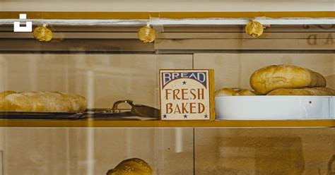 유리 선반에 갈색 고리 버들 바구니 사진 Unsplash의 무료 과테말라 이미지