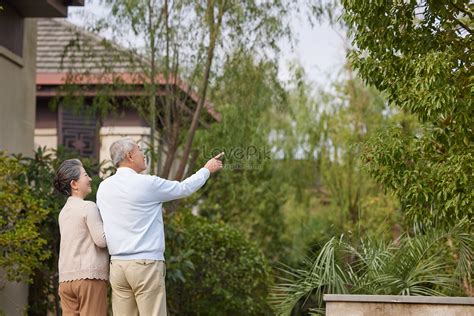 노부부 야외 산책 뒷모습 사진 무료 다운로드 Lovepik