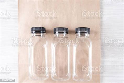 모형 장면 제작자 종이 봉투 3 개의 플라스틱 병 복사 공간이 있는 회색 배경에 친환경 식품 포장 및 면 에코 백 케이터링 및 길거리 패스트푸드용 용기 가방에 대한 스톡