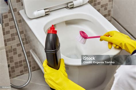 노란 고무 장갑을 끼고 변기 그릇을 닦고 가정용 화학 물질을 붓습니다 가사 집안일에 대한 스톡 사진 및 기타 이미지 가사 집안일 가정 생활 가정의 방 Istock
