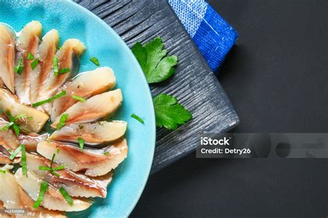 회색 어두운 테이블에 나무 보드에 오일에 절인된 청 어 간식입니다 최고의 볼 수 있습니다 공간에 복사 합니다 건강한 식생활에 대한 스톡 사진 및 기타 이미지 Istock