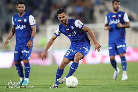 عکس دختر برزیلی روی دستان مدافع استقلال جشن دو نفره وسط زمین چمن