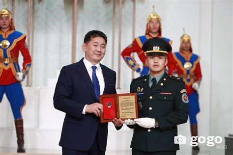 Зэвсэгт хүчний Ерөнхий командлагчийн нэрэмжит шагналыг шилдэг сонсогч сурагчдад гардууллаа