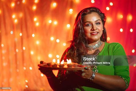 요정 빛 배경에 그녀의 손에 디왈리 오일 디야를 들고 아름답고 젊은 소녀 디왈리 소녀 스톡 사진 고해상도를 즐기는 빛의 축제