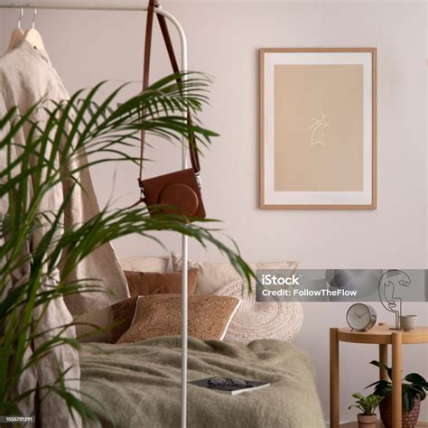 모의 포스터 프레임 베이지색 침구 식물 안락의자 검은색 램프 나무 침대 옆 탁자가 있는 아늑한 침실 구성의 인테리어 디자인 가정 장식 템플렛 0명에 대한 스톡 사진 및 기타