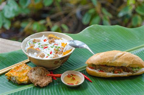 반 칸 를 곁들인 쌀 국수 수프 튀긴 생선과 칠리 생선 소스를 곁들인 베트남 빵 이것은 베트남 의 남쪽 중앙에서 아침 식사를위한 전형적인 0명에 대한 스톡 사진 및 기타