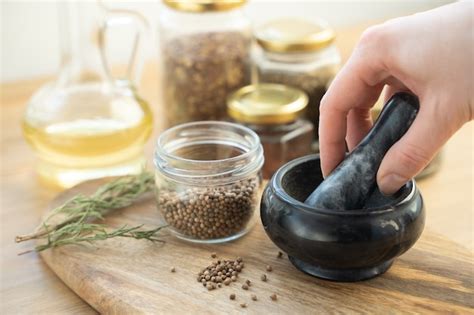 Сухой цельный кориандр измельчают в порошок на традиционной кухне с ...
