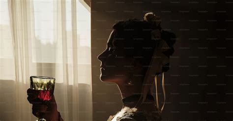 와인 한 잔을 들고 소파에 앉아 있는 여자 사진 Unsplash의 왕족 이미지