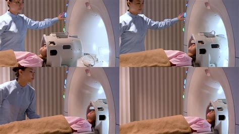 年轻女孩在做核磁共振扫描 视频素材下载