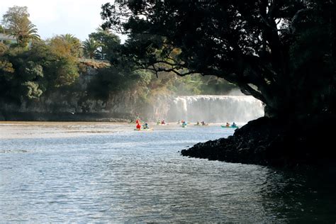 명상여행사 바다와 강이 만나 조화를 이루는 곳이자 마오리족의 성지인 하루루폭포 에서 카약을 즐기고 명상 체험도 해보세요 잔잔한 물 위에서 대자연과 함께 자신의