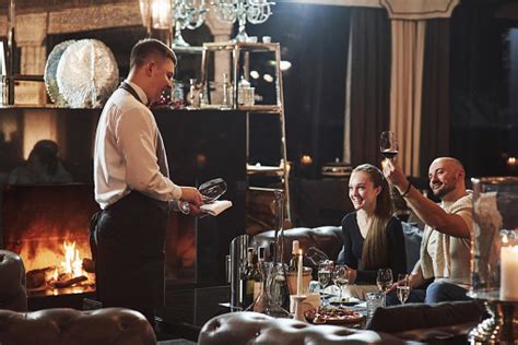 남자는 와인을 본다 그녀의 남자 친구와 소녀 는 아름다운 레스토랑에서 좋은 저녁을 가지고 25 29세에 대한 스톡 사진 및 기타