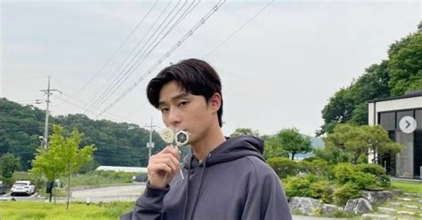 박서준 꾸러기처럼 사탕물고 남친짤 완성[ten★]