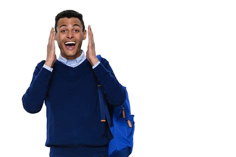 전면보기 한 사람 한 사람 허리까지 2029 세 성인 잘 생긴 사람들의 초상화 검은 머리 아프리카 민족 아프리카 계 미국인 민족 세대 Z 남성 젊은 남성 젊은 남성은 웃고