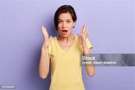 놀란 젊은 여성이 소리를 지르고 충격을 표현하고 손바닥을 얼굴 근처에 유지합니다 T 셔츠에 대한 스톡 사진 및 기타 이미지 T 셔츠 격리 귀여운 Istock