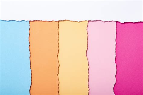 찢어진된 종이 수직으로 거짓말의 멀티 컬러 줄무늬의 배경에 추상화 상위 보기 0명에 대한 스톡 사진 및 기타 이미지 0명 개념 고정됨 Istock