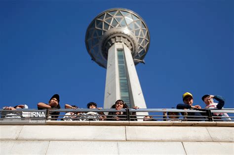 رصد خورشید با بزرگترین تلسکوپ خورشیدی خاورمیانه در برج میلاد ایرنا