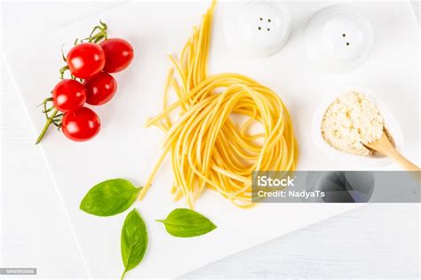 파스타와 파 르 메 산 치즈 토마토의 지점 향미료와 바 질입니다 에 백색 격판덮개 배경은 흰색 이다 이탈리아 음식입니다 공간에 복사 합니다 최고의 볼 수 있습니다 가로
