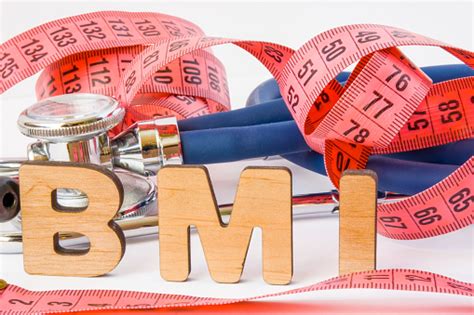 Bmi 또는 몸 질량 색인 약어 또는 약어 사진 개념 의료 진단 또는 영양 다이어트 단어 Bmi 신체와 의료 청진 기의 둘레를 측정 하는 테이프의 배경에 신체 용적 지수에