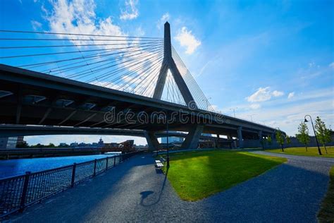 Puesta Del Sol Del Puente De Boston Zakim En Massachusetts Imagen De