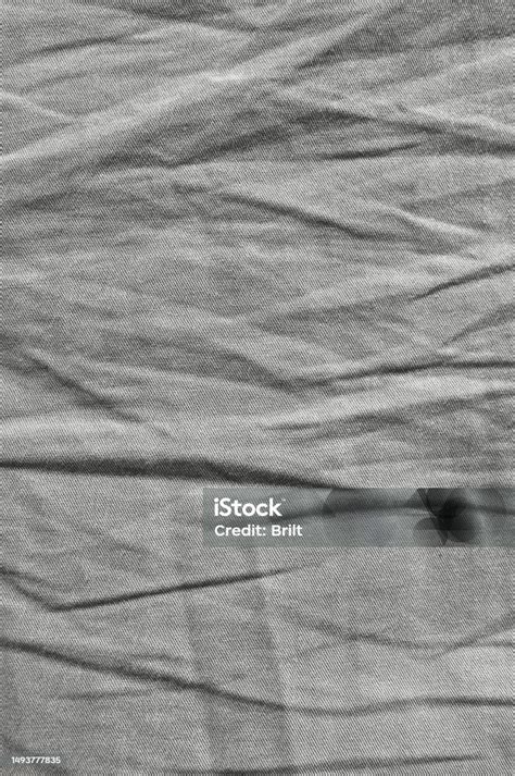 짙은 흰색 검은 회색 자연광 코튼 린넨 치노 질감 상세한 매크로 클로즈업 소박한 구겨진 빈티지 질감 패브릭 견본 대각선 주름진 능직 청바지 캔버스 패턴 세로 복사 공간 배경