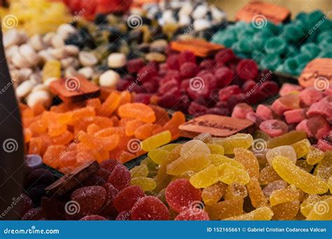 Gomas De Dulces Del Azúcar Y Habas De Jalea Coloridas En Mercado Imagen De Archivo Imagen De