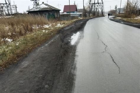В зауральском городе дети возвращаются из школы в темноте по обочине дороги