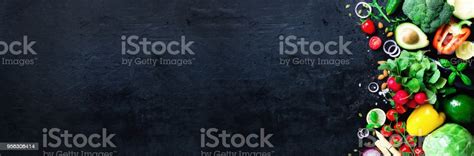 검은색에 신선한 야채 세트입니다 향기로운 나물 양파 아보카도 브로콜리 고추 종 가지 양배추 무 오이 아몬드 Rucola 아기