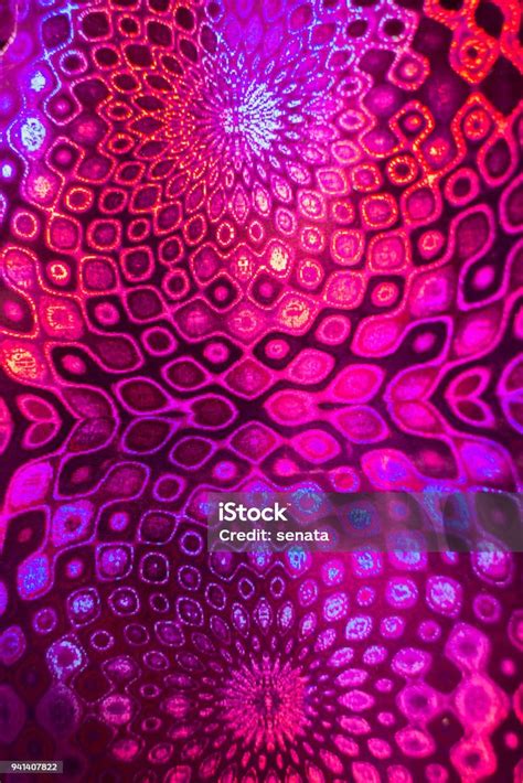 홀로그램 종이에 만다라 같은 장식 핑크 바이올렛 패턴입니다 강렬하고 밝은 색상에 대한 스톡 사진 및 기타 이미지 강렬하고 밝은 색상 배경 주제 만화경 패턴 Istock