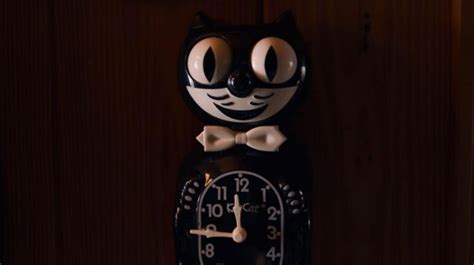 The Clock Kit Cat Doris Driscoll Peggy Miley In Stranger Things S03e02 Spotern