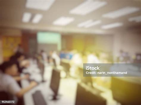 기술 및 연구 네트워크 통신 교육 또는 훈련 개념에 대 한 보조 대학 컴퓨터실에서 함께 컴퓨터를 사용 하는 워크샵을 학습 하는