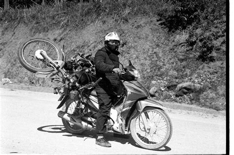 거리 거리 사진 거리 스타일 고 대비 교통 길가 풍경 길에서 남자 낮 도로 도시 탐사 도시의 두 바퀴 라이더 로드 트립 모터 스쿠터 모터바이크