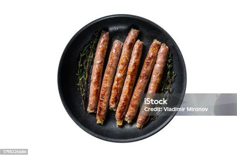 이탈리아 허브와 치즈를 곁들인 팬에 튀긴 쇠고기와 돼지고기 소시지 고립된 흰색 배경입니다 평면도 0명에 대한 스톡 사진 및 기타 이미지 Istock