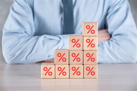 사업가 손은 백분율 기호 아이콘을 표시 묘사 나무 큐브 블록을 합니다 금리 금융 및 모기지 금리 개념 개념에 대한 스톡 사진 및 기타 이미지 Istock