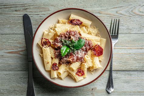 나무 테이블에 토마토 소스 토마토 치즈 바질과 맛있는 식욕을 돋우는 채식 파스타 접시 위쪽 보기 건강한 식생활에 대한 스톡 사진 및 기타 이미지 Istock