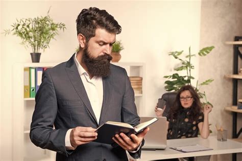 Empresario maduro leyó nota para jefe jefe y empleado secretario con jefe colaboración de