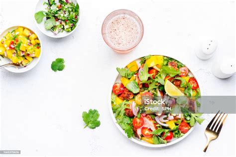 멕시코 스타일의 망고 살사 토마토 고수 붉은 양파 양상추를 곁들인 구운 치킨 슬라이스를 곁들인 신선한 샐러드 흰색 테이블 배경 상위 뷰 0명에 대한 스톡 사진 및 기타