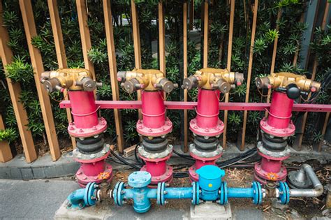 불 싸움 호스 밸브 및 외부 건물 위생 파이프라인 긴급 화재 화재 보호 시스템 소방 안전 장비 도구 보안 및 위험 방지에 대 한 소화 전 노즐 건설 산업에 대한 스톡 사진