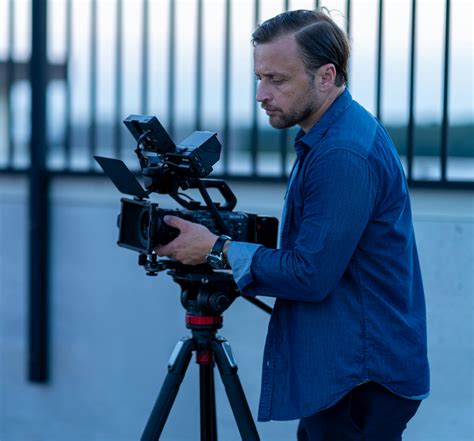 갈색 머리 감독 기어 녹음 다큐멘터리 촬영 렌즈 무대 뒤에서 미디어 제작 미디어 크루 미소 짓는 블랙 캡 비디오 비디오 녹화 비디오 장비 비디오