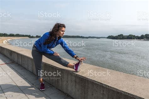 젊은 아름다운 행복 한 스포티 한 피트 니스 활성 여자 야외 서 그녀의 근육을 스트레칭 조깅 과 달리기 운동에 대 한 준비 하는 동안 운동 및 마라톤에 대 한 훈련 동기