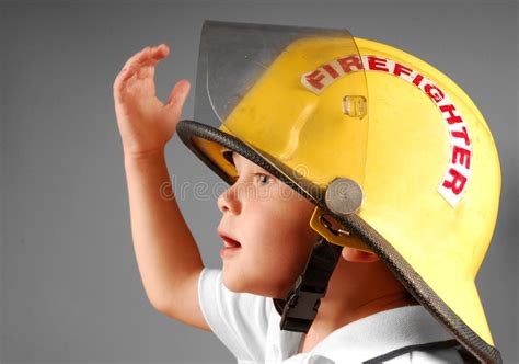 Junger Junge Im Sturzhelm Des Feuerwehrmannes Stockfoto Bild Von Pretend Feuer