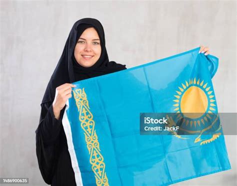 카자흐 국기와 함께 전통적인 이슬람 의상을 입은 행복한 젊은 여자 20 24세에 대한 스톡 사진 및 기타 이미지 20 24세 가리기 긍정적인 감정 표현 Istock