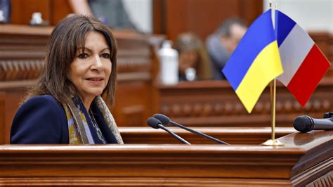 Мер Парижу привезла до Києва 10 генераторів Новини Live