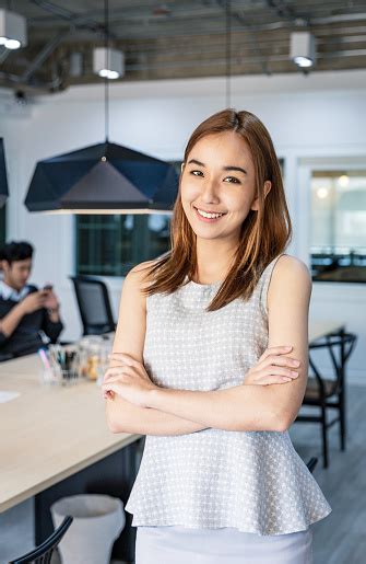 팀 토론 브레인 스토밍 시작 프로젝트 프레 젠 테이 션 또는 팀웍의 개념 사무실에서 업무 회의 개발에 대한 스톡 사진 및 기타