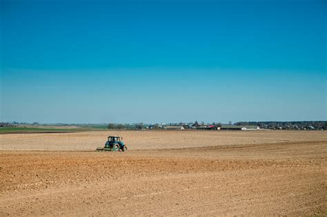 봄 시즌 트랙터 갈 밭 농업 봄 시즌의 시작 맑은 맑은 봄 푸른 하늘 아래 시골 시골 필드 풍경에 트랙터에 의해 뽑아 경작 스카이 라인 Rotary International