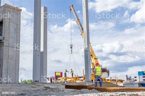 모바일 크레인은 콘크리트 뼈대 녹슨 평방 보강의 수행 더미 공사장 인부에 대한 스톡 사진 및 기타 이미지 공사장 인부 건설 산업 공유 개념 Istock