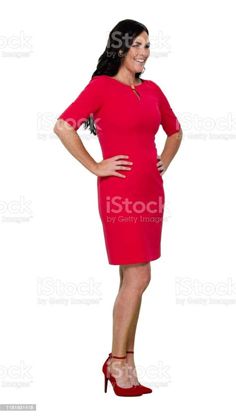 전체 길이 측면 보기 프로필 보기 성인 아름 다운 검은 머리 긴 머리 백인 여성 젊은 여성 서 있는 드레스와 하이힐을 입고 웃고 있는 행복 쾌활 한 웃음 시원한 태도 40