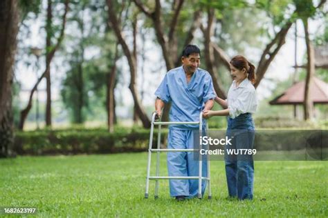 물리 치료 무릎 노인 돌보기 아버지를 돕는 딸 정원에서 걷는 법 배우기 노인 환자가 정원에서 물리 치료를 하도록 돕는 물리 치료사 25 29세에 대한 스톡 사진 및 기타