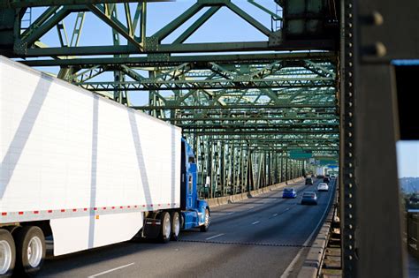 금속 트러스 고속도로 교량에서 운전 냉장 세미 트레일러에서 상품을 운반하는 큰 장비 블루 클래식 세미 트럭 5번 주 간 고속도로에 대한 스톡 사진 및 기타 이미지 Istock